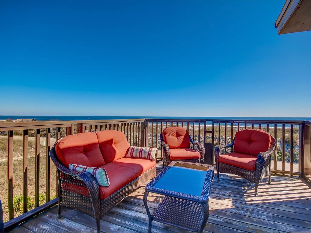 Spacious, Ocean View House, Steps Away to the Beach!