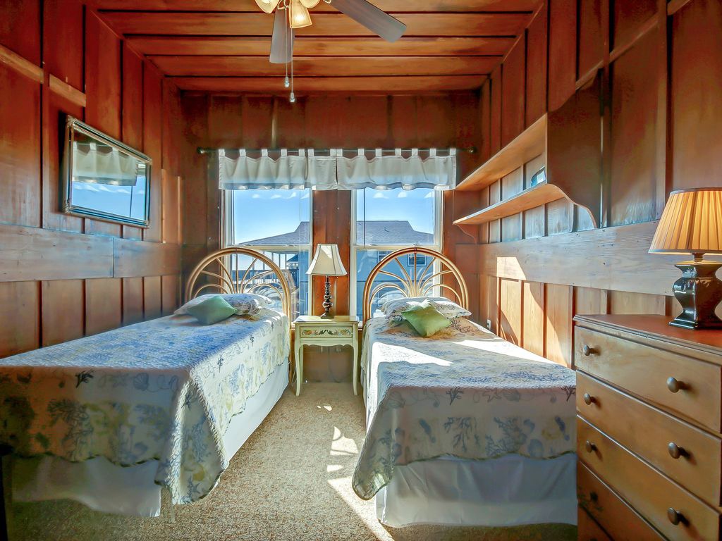 Spacious, Ocean View House, Steps Away to the Beach!
